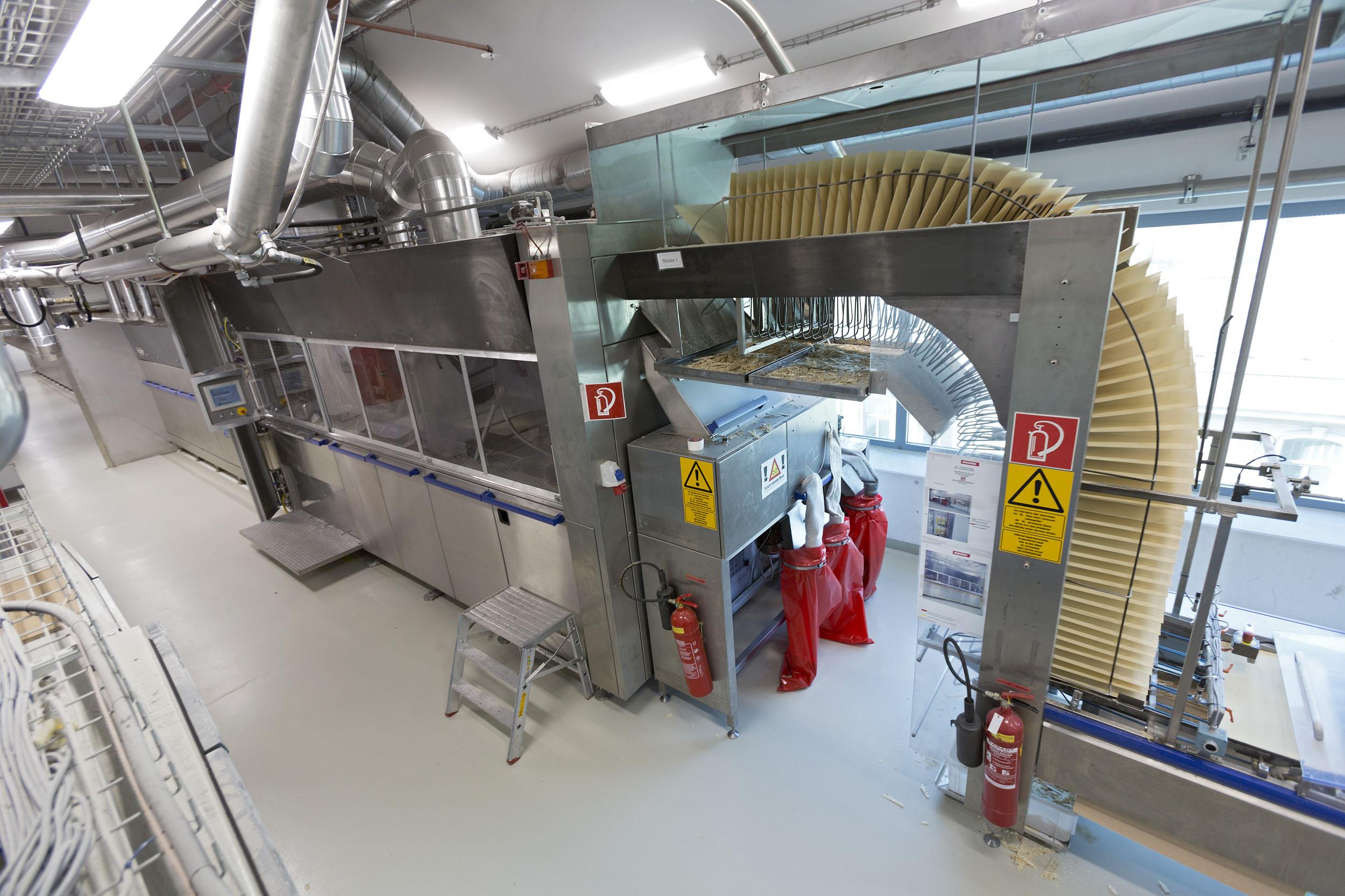 Wie kommt die Haselnuss­creme in die Waffel? - Österreich isst informiert